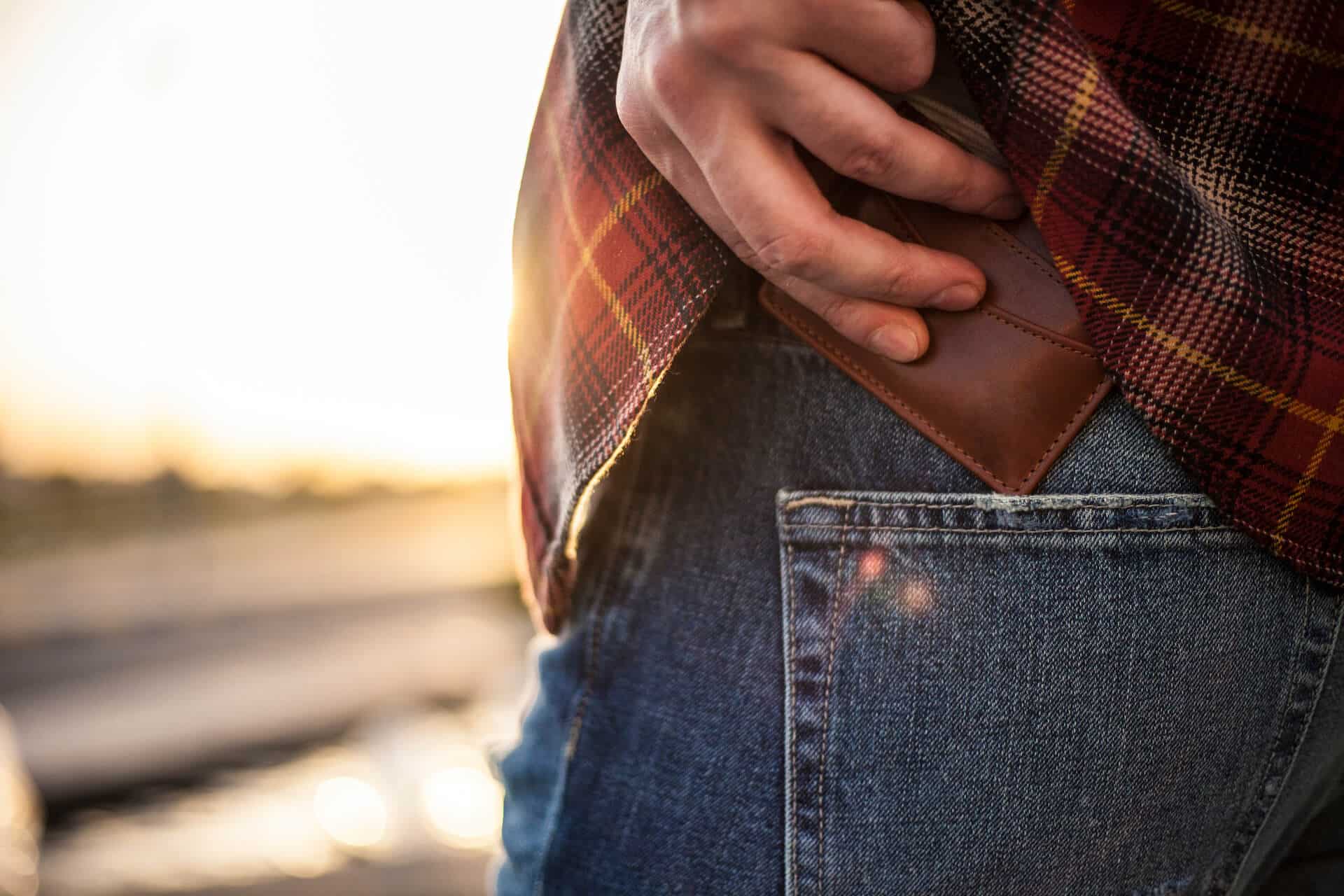 How To Choose The Right Men’s Wallet [With 6 Tips From The Pros ...