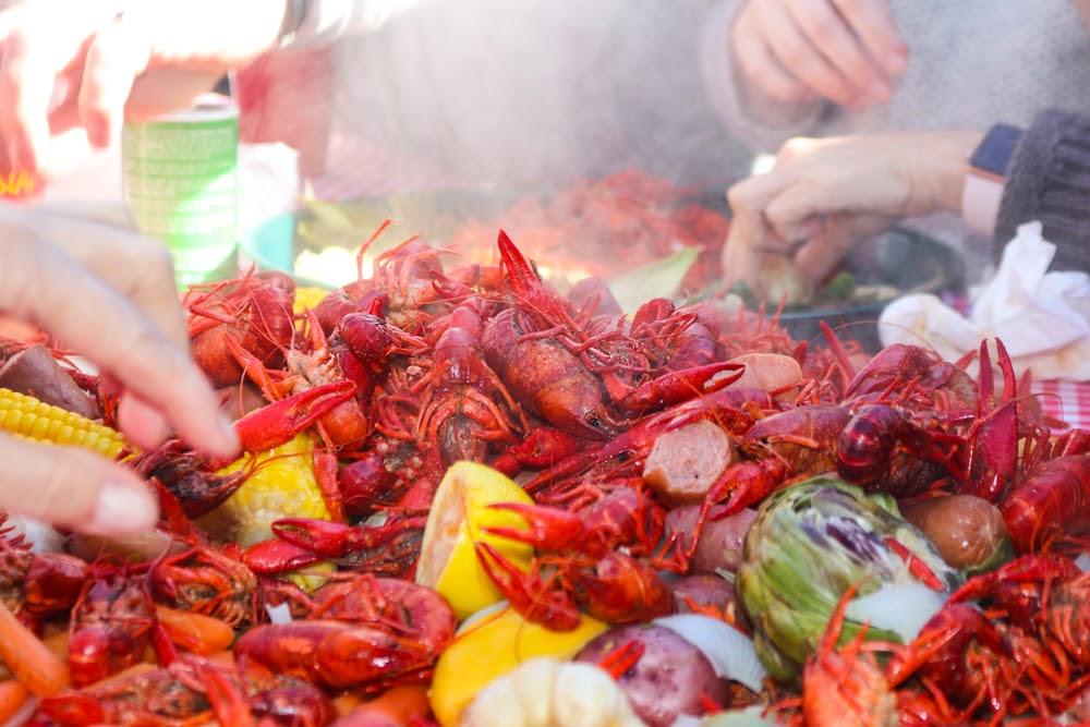 How To Eat Crawfish [Plus A Step By Step Crawfish Boil Guide ...